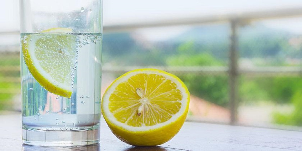 Beneficios cerebrales de beber un vaso de agua con limón por las mañanas